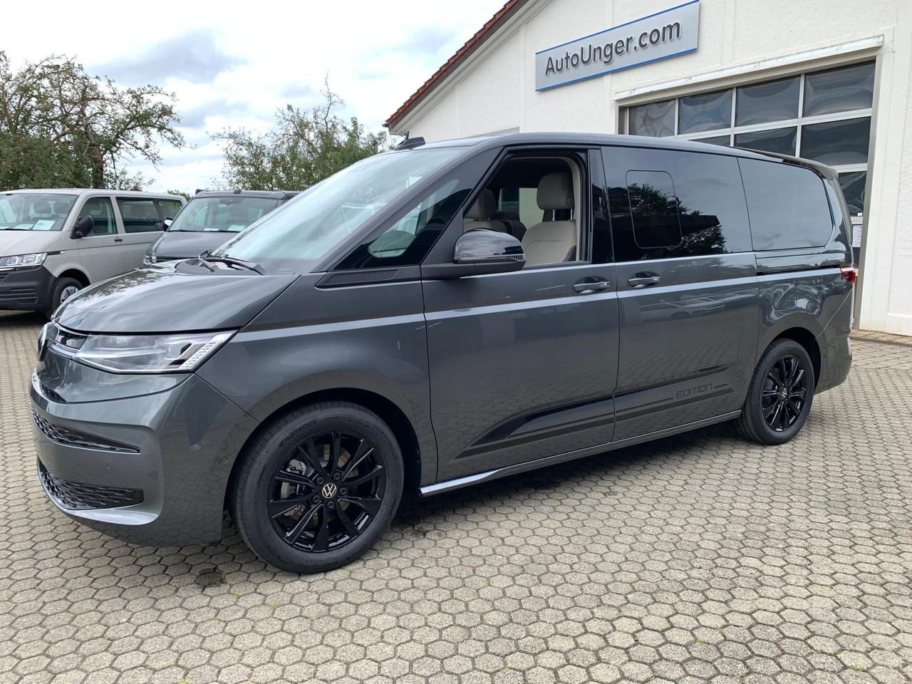 Купить Легковой автомобиль VW T7 Multivan Edition lang ArtVelours AHK ...